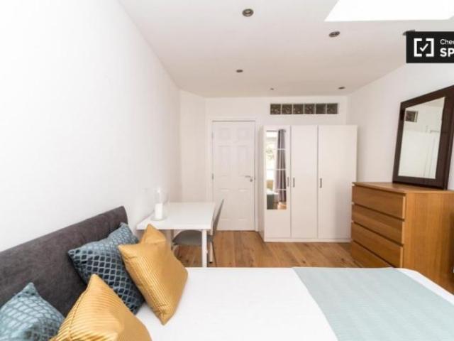 Shared Living/roommate 3 Bedroom For Rent London London 1099 ES101822761