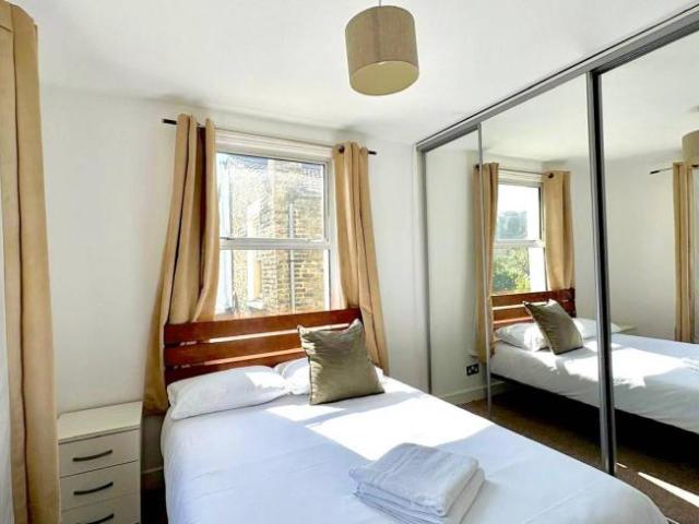 Shared Living/roommate 3 Bedroom For Rent London London 1175 ES100946378