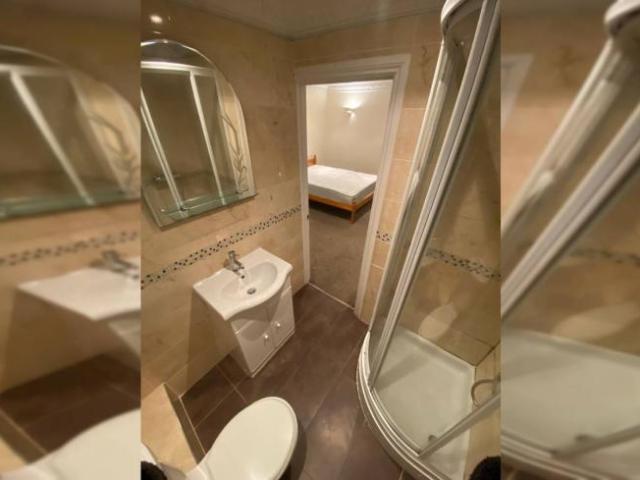 Shared Living/roommate 3 Bedroom For Rent London London 1180 ES102056513