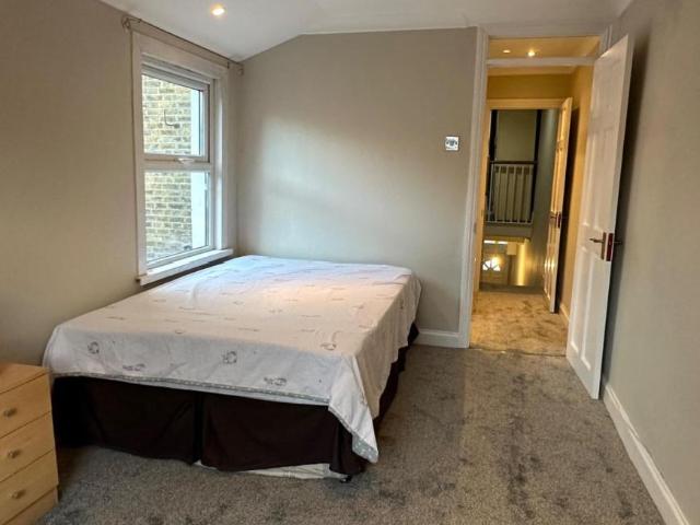 Shared Living/roommate 3 Bedroom For Rent London London 1100 ELS90561491