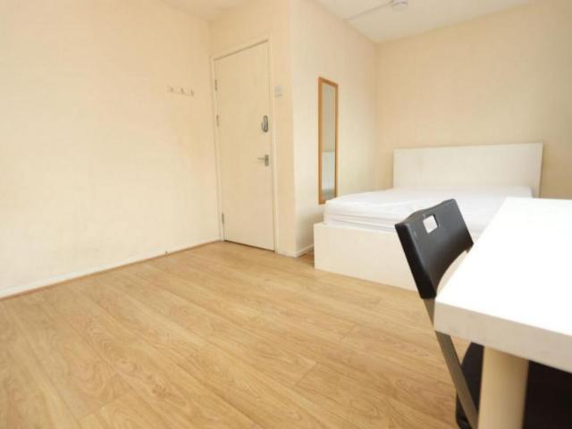 Shared Living/roommate 3 Bedroom For Rent London London 1279 ELS90559826