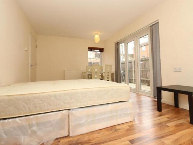 Shared Living/roommate 3 Bedroom For Rent London London 1279 ELS90559928