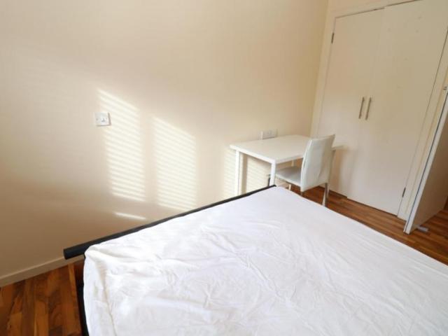 Shared Living/roommate 3 Bedroom For Rent London London 1279 ES90560565