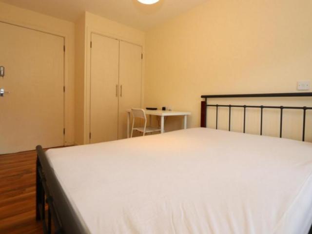 Shared Living/roommate 3 Bedroom For Rent London London 1214 ES90560153
