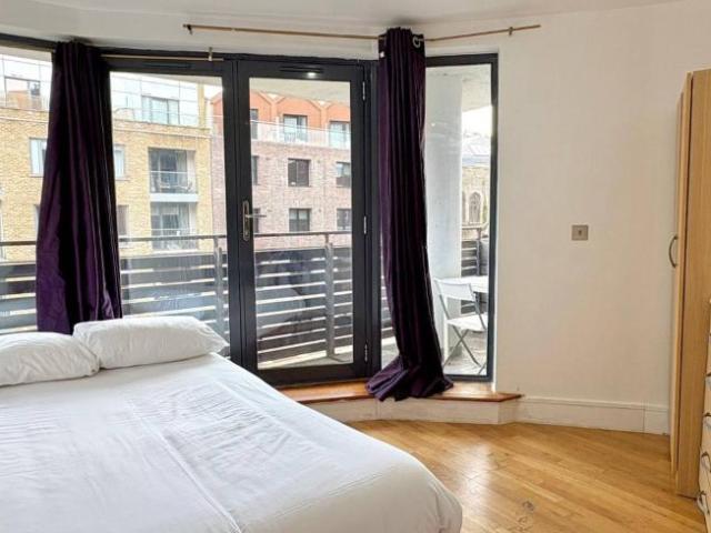 Shared Living/roommate 3 Bedroom For Rent London London 1218 ES102852309