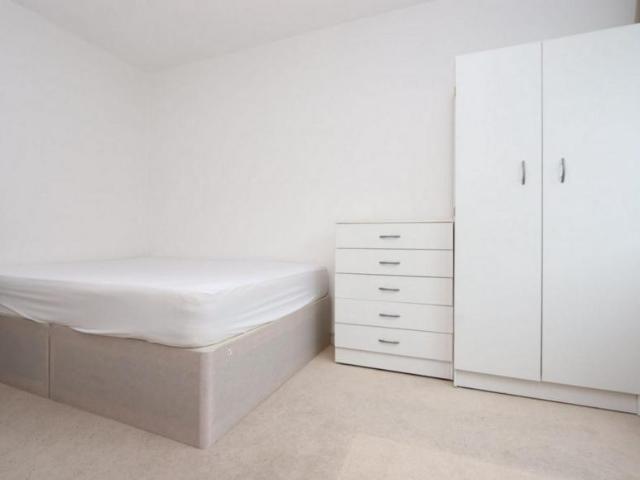 Shared Living/roommate 3 Bedroom For Rent London London 1235 ELS90559283