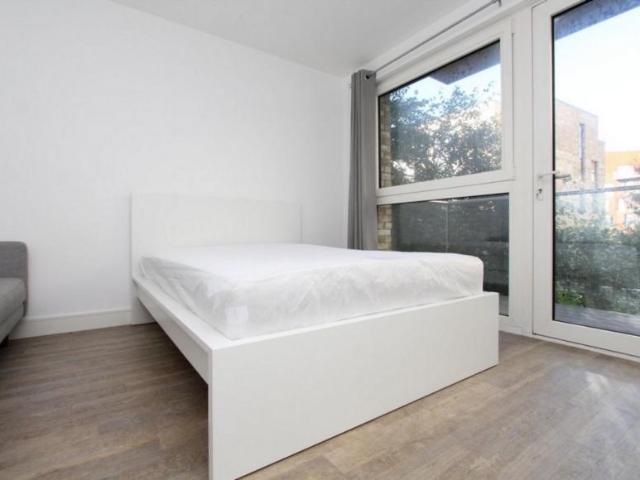 Shared Living/roommate 3 Bedroom For Rent London London 1235 ELS90559876