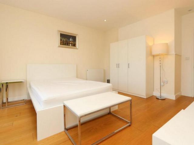 Shared Living/roommate 3 Bedroom For Rent London London 1235 ELS90559952