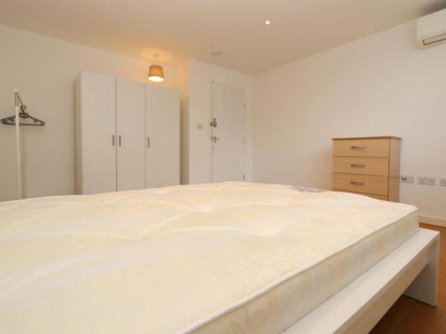Shared Living/roommate 3 Bedroom For Rent London London 1344 ES90559911