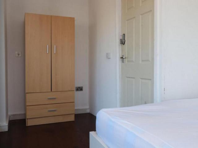 Shared Living/roommate 3 Bedroom For Rent London London 1300 ELS90559920