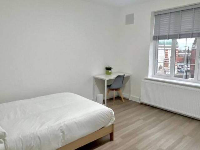 Shared Living/roommate 3 Bedroom For Rent London London 1300 ES102918338