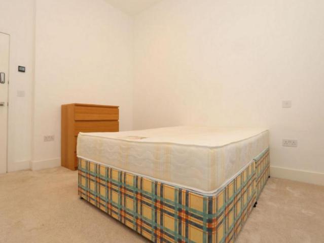 Shared Living/roommate 3 Bedroom For Rent London London 1300 ES90559903
