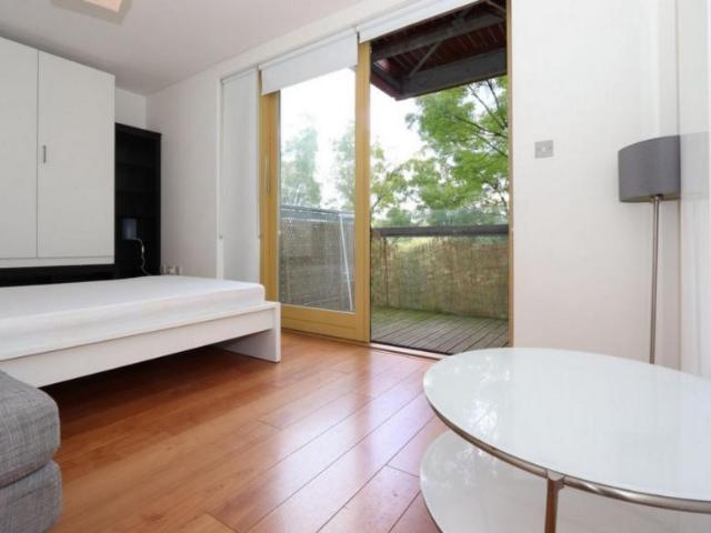Shared Living/roommate 3 Bedroom For Rent London London 1300 ES90560006
