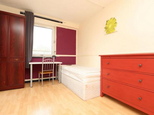 Shared Living/roommate 3 Bedroom For Rent London London 1300 ES90560146