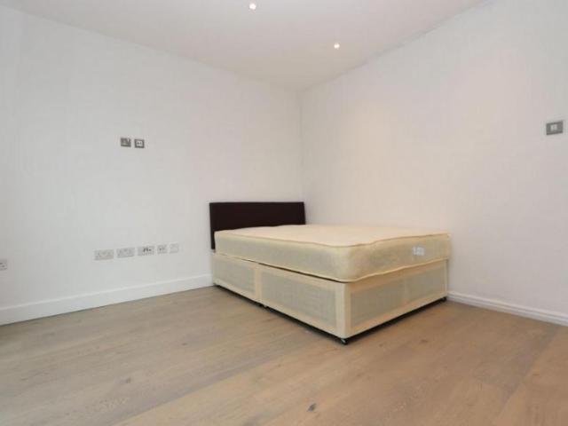 Shared Living/roommate 3 Bedroom For Rent London London 1560 ELS90559923