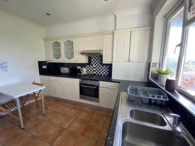 Shared Living/roommate 3 Bedroom For Rent London London 2100 ELS90560732