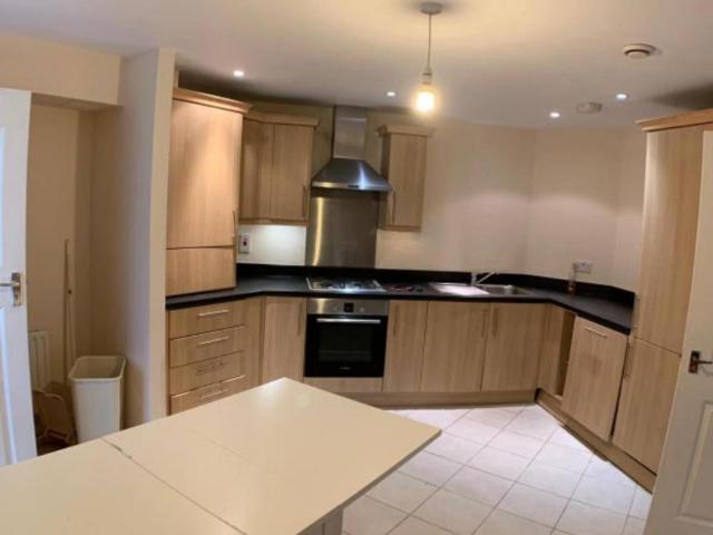 Shared Living/roommate 3 Bedroom For Rent London London 2100 ES90560678
