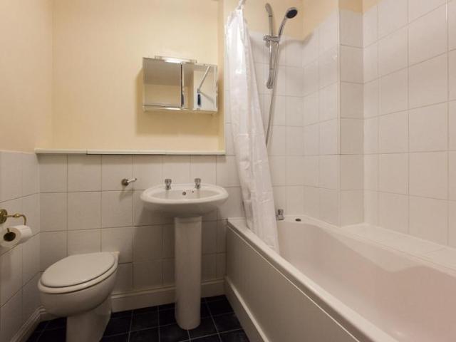Shared Living/roommate 3 Bedroom For Rent London London 600 ES90562771