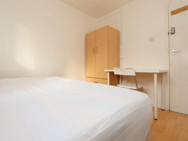 Shared Living/roommate 3 Bedroom For Rent London London 715 ES90559317