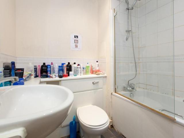 Shared Living/roommate 3 Bedroom For Rent London London 720 ES90562937
