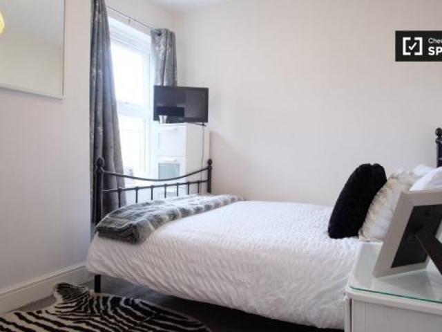 Shared Living/roommate 3 Bedroom For Rent London London 750 ES75974883