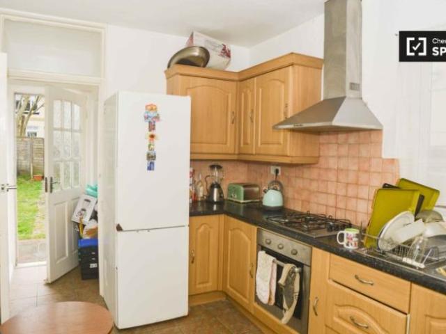 Shared Living/roommate 3 Bedroom For Rent London London 800 ELS101815207