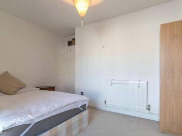 Shared Living/roommate 3 Bedroom For Rent London London 800 ES90560581