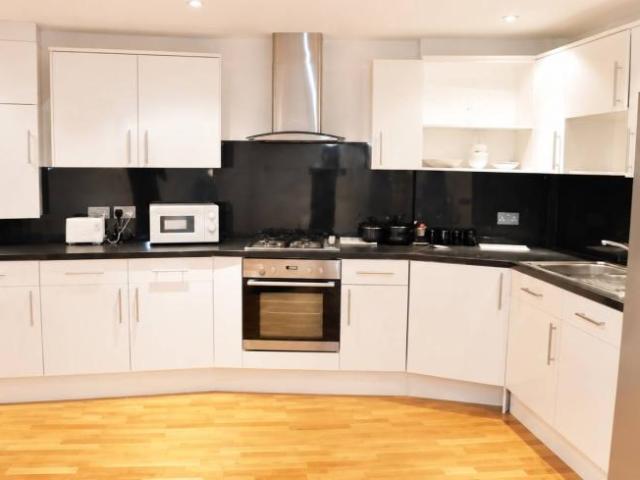 Shared Living/roommate 3 Bedroom For Rent London London 824 ELS102797047