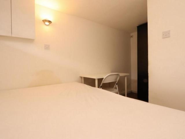 Shared Living/roommate 3 Bedroom For Rent London London 824 ES90559888