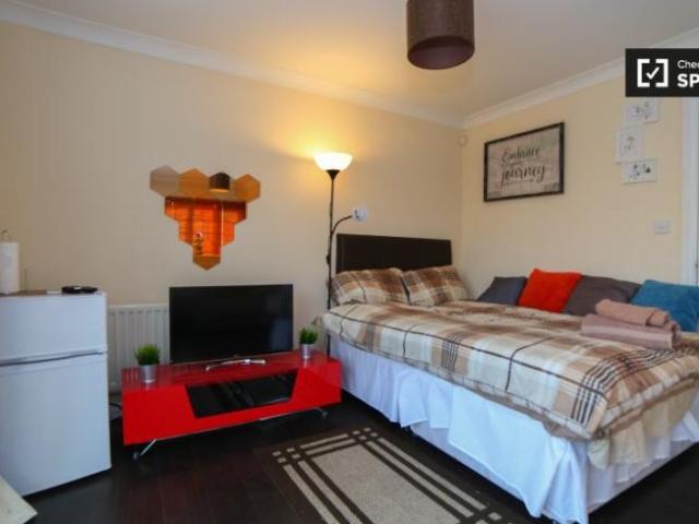 Shared Living/roommate 3 Bedroom For Rent London London 850 ELS100982103