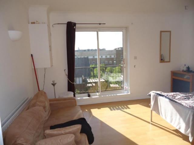 Shared Living/roommate 3 Bedroom For Rent London London 850 ES90563014