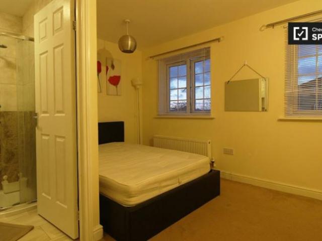 Shared Living/roommate 3 Bedroom For Rent London London 900 ELS101953445
