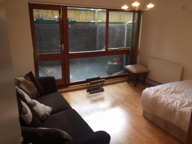 Shared Living/roommate 3 Bedroom For Rent London London 900 ES90560589