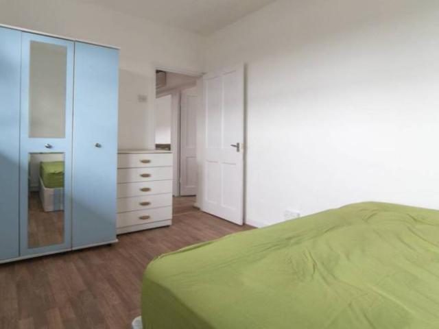 Shared Living/roommate 3 Bedroom For Rent London London 900 ES96149178