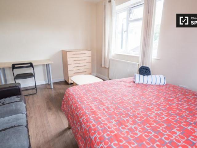 Shared Living/roommate 3 Bedroom For Rent London London 910 ELS101824399