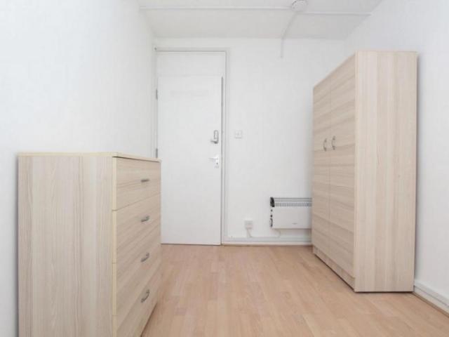 Shared Living/roommate 3 Bedroom For Rent London London 910 ES90559455