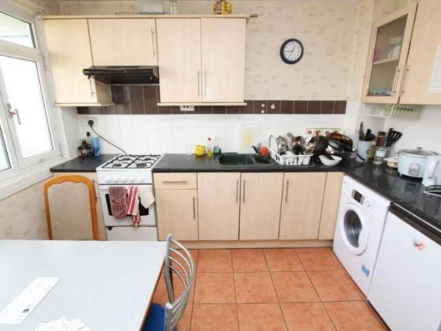 Shared Living/roommate 3 Bedroom For Rent London London 910 ES90559498