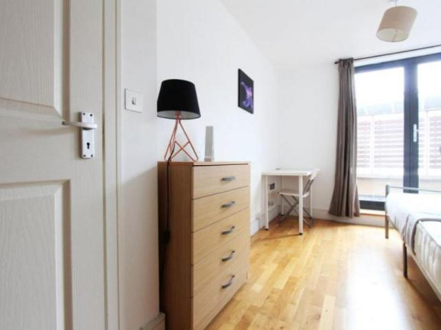 Shared Living/roommate 3 Bedroom For Rent London London 941 ES90559713