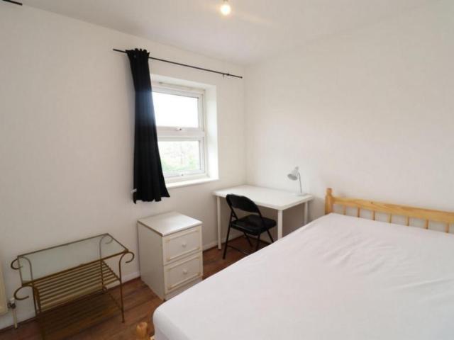 Shared Living/roommate 3 Bedroom For Rent London London 954 ES90559877