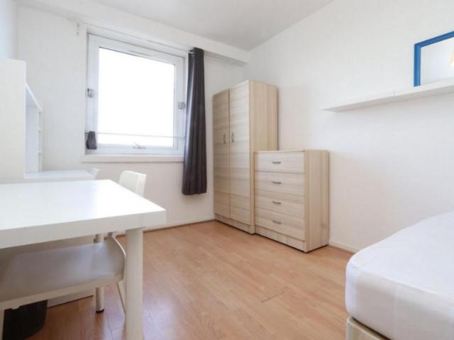 Shared Living/roommate 3 Bedroom For Rent London London 975 ES90559523