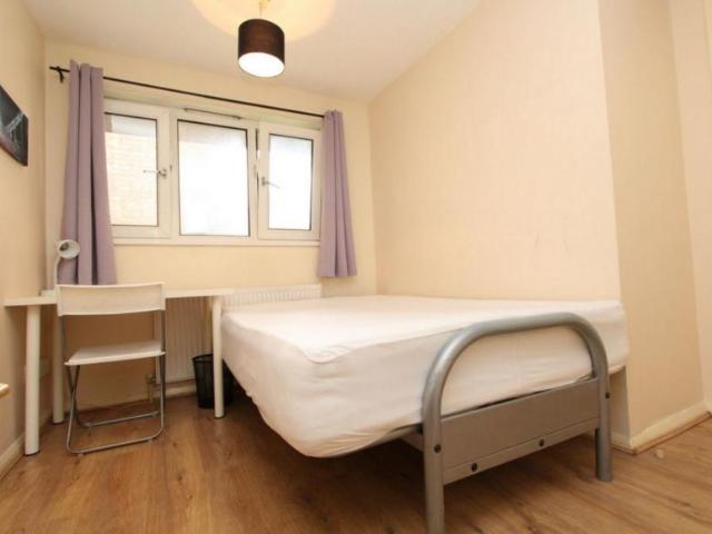 Shared Living/roommate 3 Bedroom For Rent London London 997 ES90559726