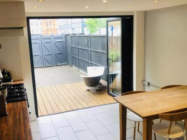 Shared Living/roommate 3 Bedroom For Rent London London 990 ES90563205