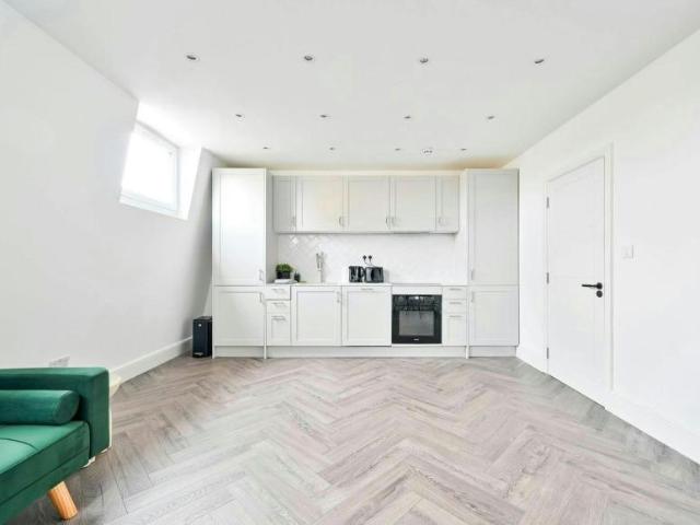 Shared Living/roommate 1 Bedroom For Rent London London 3762 ES101587876