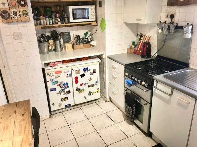 Shared Living/roommate 1 Bedroom For Rent London London 798 ES98755725