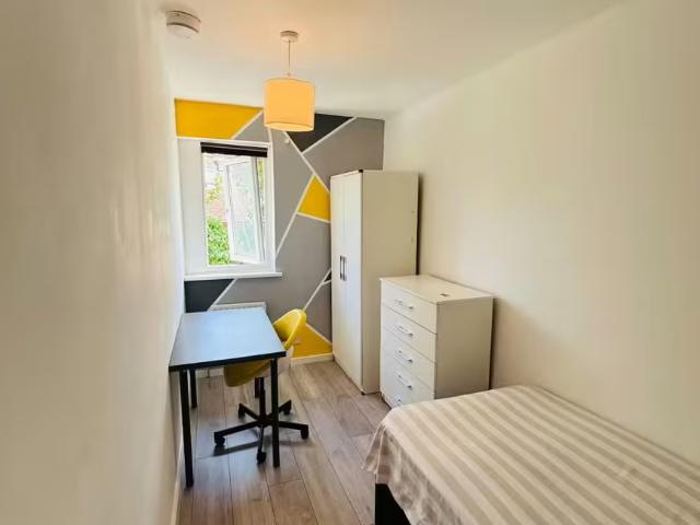 Shared Living/roommate 1 Bedroom For Rent London London 909 ES98754840