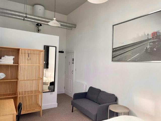 Shared Living/roommate 1 Bedroom For Rent London London 9999 ES101587558