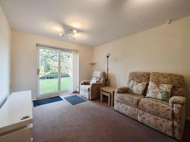 Shared Living/roommate 1 Bedroom For Sale Addlestone Surrey 135000 ES100649304