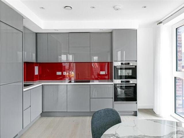 Shared Living/roommate 1 Bedroom For Sale Egham Surrey 260000 ES101278096