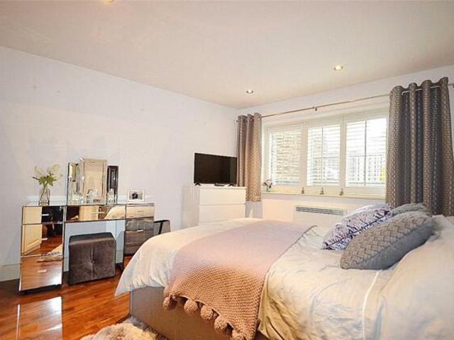 Shared Living/roommate 1 Bedroom For Sale Surrey Greater London 285000 ES100917671