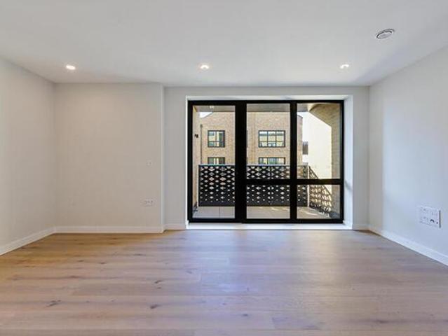 Shared Living/roommate 2 Bedroom For Rent London London 2300 ELS101614627